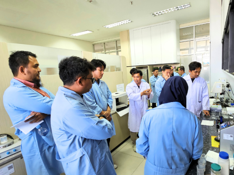 Hands-on Laboratory Training Chemical EOR di Lab EOR ITB: Menghubungkan ...